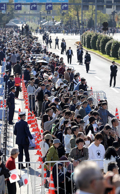 In Photos: Tokyo crowds await Emperor's enthronement parade - The Mainichi