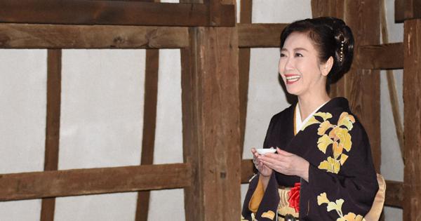 Enka singer gets royal treatment at west Japan castle during lodging ...