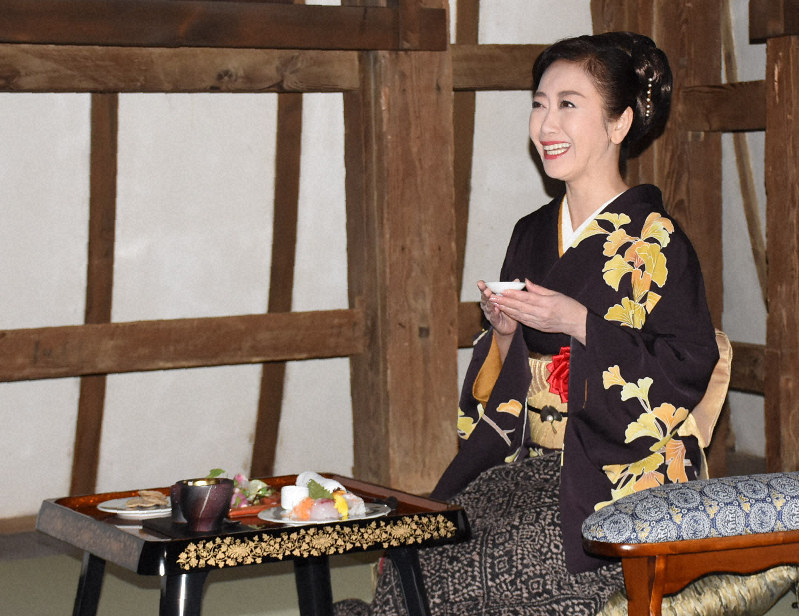 Enka singer gets royal treatment at west Japan castle during lodging ...