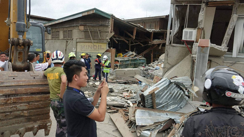 Strong quake kills 1, collapses building in Philippines - The Mainichi