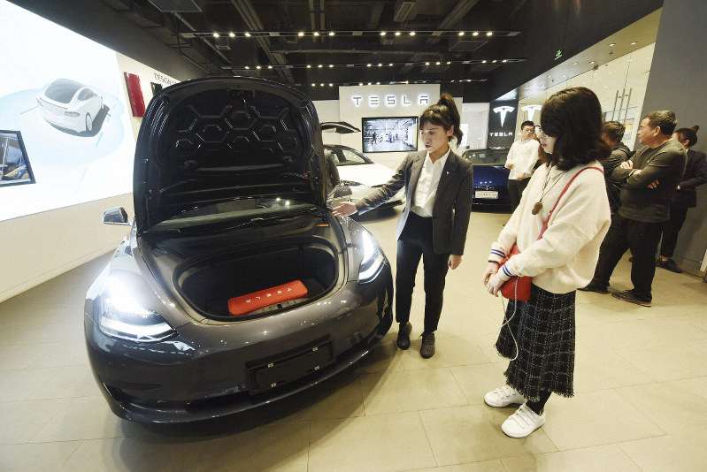 Tesla delivers first Chinese-made Model 3 to customers - The Mainichi