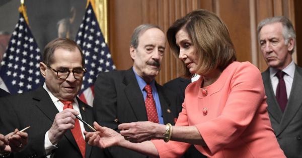 Pelosi doles out impeachment pens, a signing tradition - The Mainichi