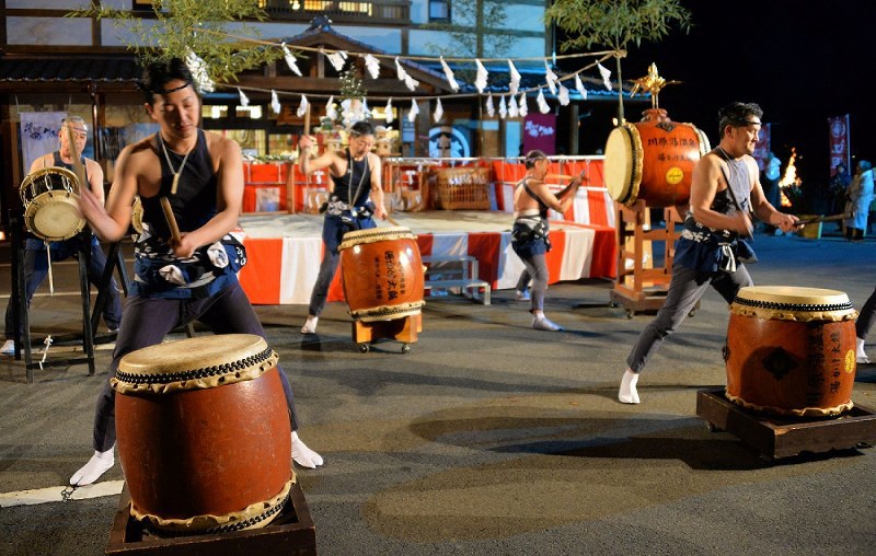 In Photos: Near-naked men soak up east Japan hot water splashing ...