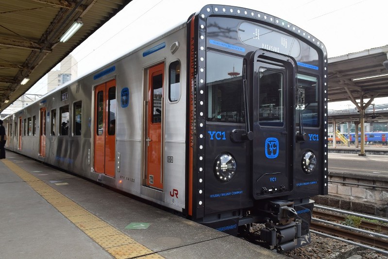 「やさしくて力持ち」JR九州初のハイブリッド車両「YC1系」公開 [写真特集2/5] | 毎日新聞