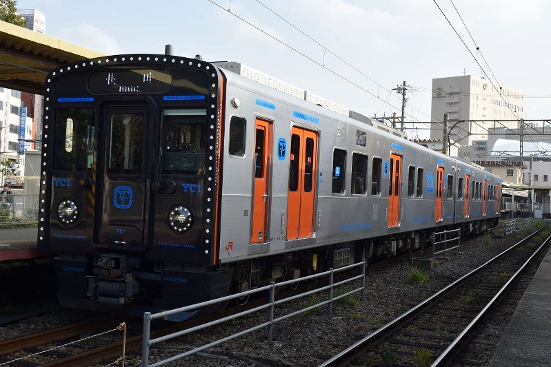 「やさしくて力持ち」JR九州初のハイブリッド車両「YC1系」公開 [写真特集5/5] | 毎日新聞