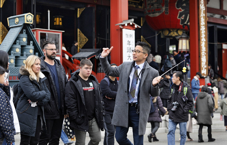 Witty tour guide uses homegrown hospitality to delight foreign visitors ...