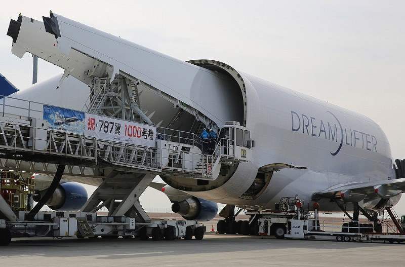 In Photos: Boeing's massive Dreamlifter cargo plane, inside and out ...