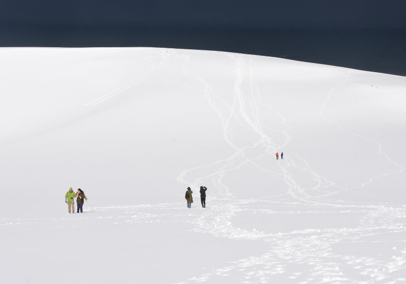 In Photos: Snow blankets Japan's famous Tottori Sand Dunes - The Mainichi