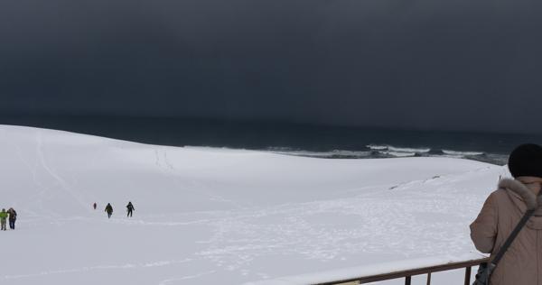 In Photos: Snow blankets Japan's famous Tottori Sand Dunes - The Mainichi