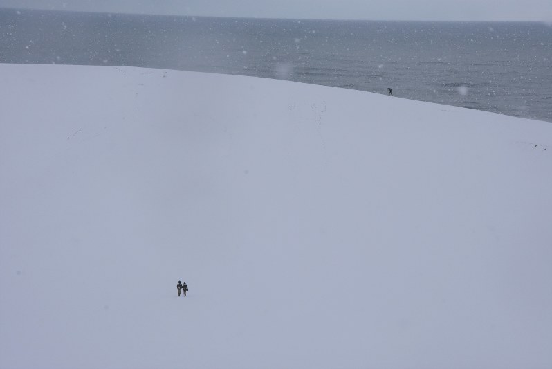 In Photos: Snow blankets Japan's famous Tottori Sand Dunes - The Mainichi