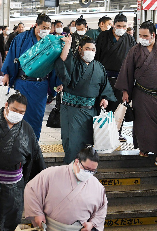 In Photos: Masked sumo wrestlers arrive in Osaka amid coronavirus ...