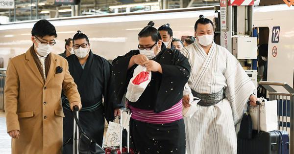 In Photos: Masked sumo wrestlers arrive in Osaka amid coronavirus ...