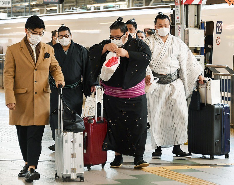 In Photos: Masked sumo wrestlers arrive in Osaka amid coronavirus ...