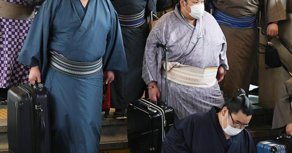 In Photos: Masked sumo wrestlers arrive in Osaka amid coronavirus ...