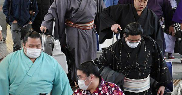 In Photos: Masked sumo wrestlers arrive in Osaka amid coronavirus ...
