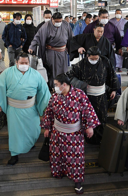 In Photos: Masked sumo wrestlers arrive in Osaka amid coronavirus ...