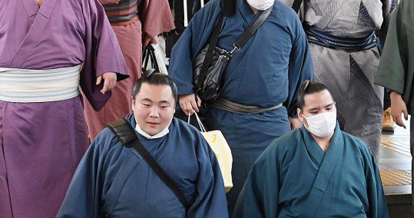 In Photos: Masked sumo wrestlers arrive in Osaka amid coronavirus ...