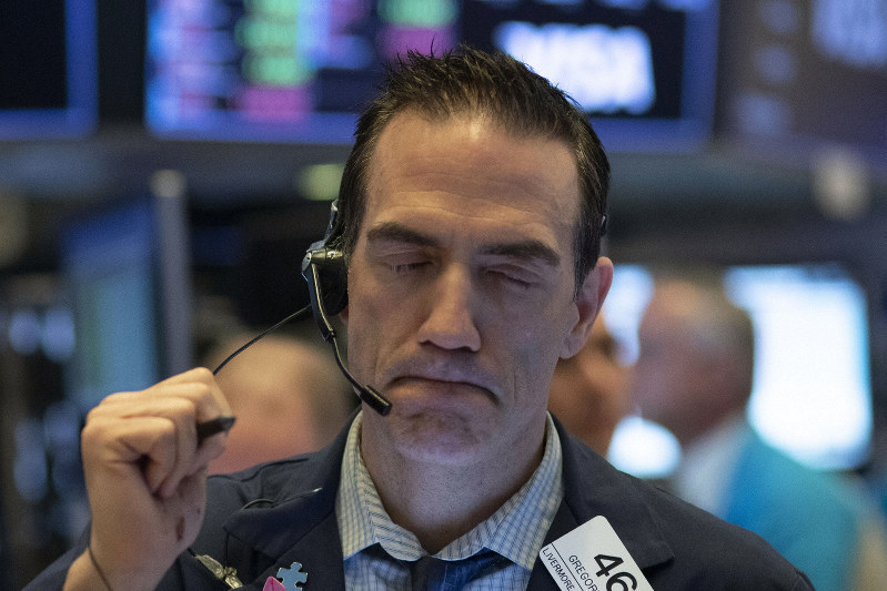 US stocks tumble, investors dash for cash amid recession fears - The Mainichi