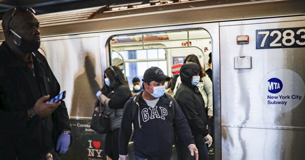 A conundrum for New Yorkers: Social distancing in the subway - The Mainichi