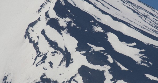 Snow bird pattern appears on Mt. Fuji along with arrival of farming ...