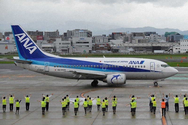 ANA workers, fans watch 'Super Dolphin' soar one last time at southwest ...