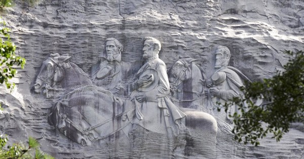 Armed protesters march through Georgia's Stone Mountain Park - The Mainichi