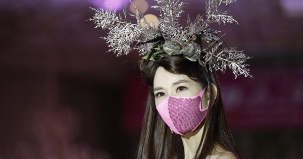 Masked fashion models walk Seoul runway - The Mainichi