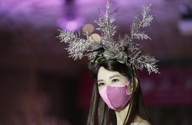 Masked fashion models walk Seoul runway - The Mainichi