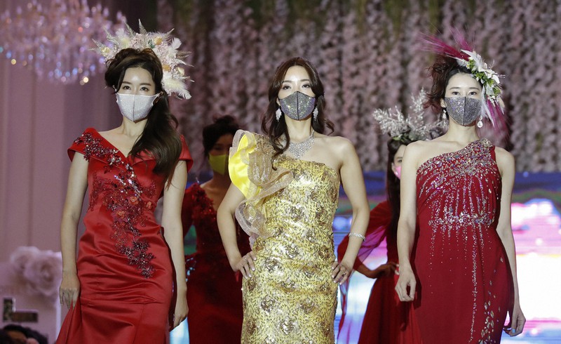 Masked fashion models walk Seoul runway - The Mainichi