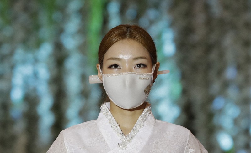 Masked fashion models walk Seoul runway - The Mainichi
