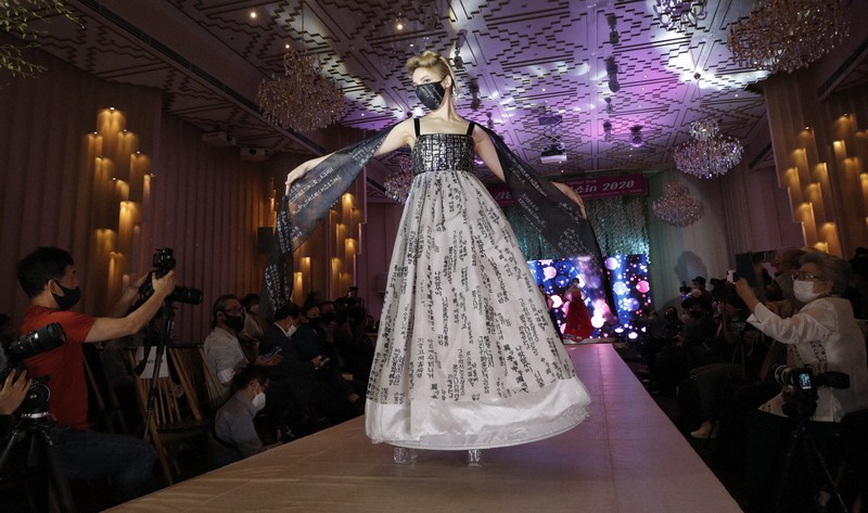 Masked fashion models walk Seoul runway - The Mainichi