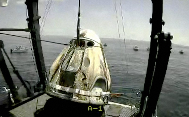 SpaceX capsule and NASA crew make 1st splashdown in 45 years - The Mainichi
