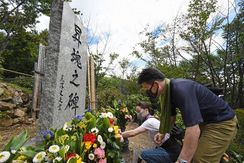 Kin mourn victims of deadly JAL crash in eastern Japan on 35th ...
