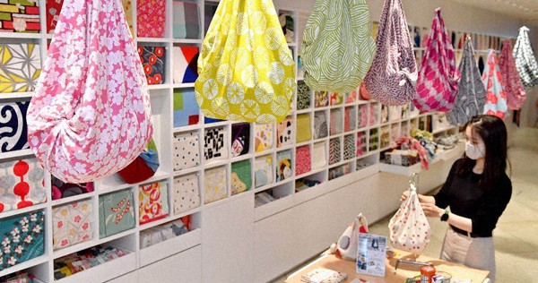 Traditional Japanese wrapping cloths a hit as alternative to plastic ...