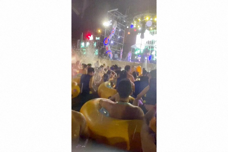 Wuhan pool parties bring post-coronavirus relief in China - The Mainichi