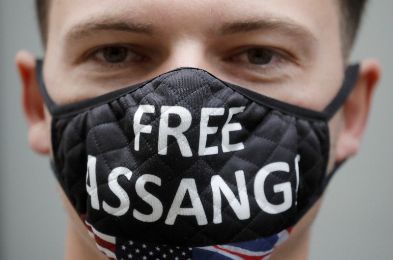 Supporters gather for Assange court extradition showdown - The Mainichi