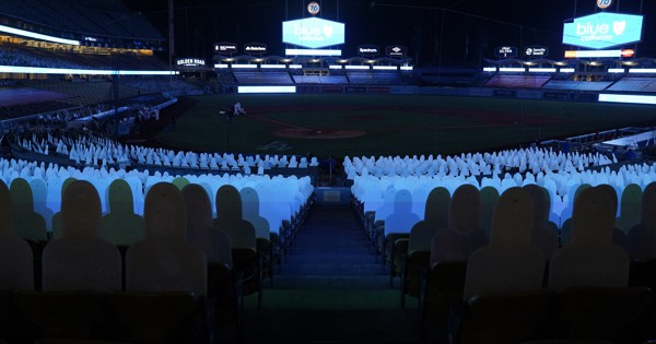 MLB: Power outage causes 25-minute delay at Dodger Stadium - The Mainichi