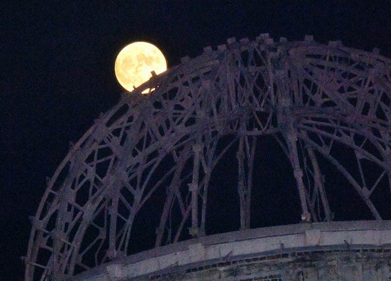 Mid-autumn full moon attracts gazers near Hiroshima's A-Bomb Dome ...