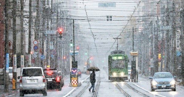 In Photos: Sapporo sees first snowfall of the season - The Mainichi