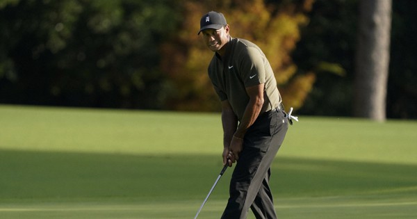 Golf: Casey leads, Woods in hunt as field plays catch-up - The Mainichi