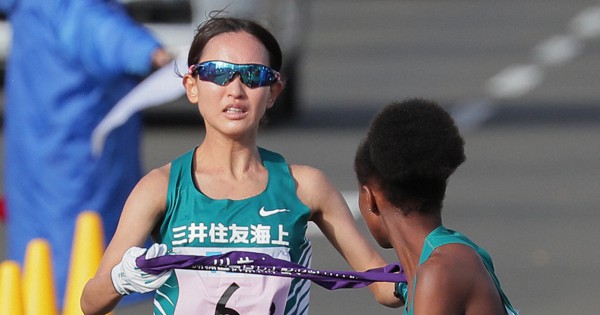 Gritty Japanese relay runner refuses to give up after losing her shoes ...