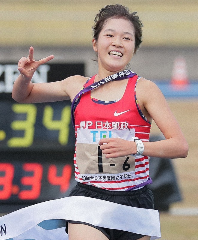 Gritty Japanese relay runner refuses to give up after losing her shoes ...