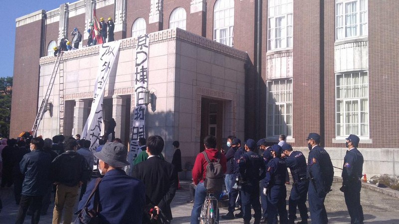 Kyoto University students climb campus clock tower, clash with staff ...