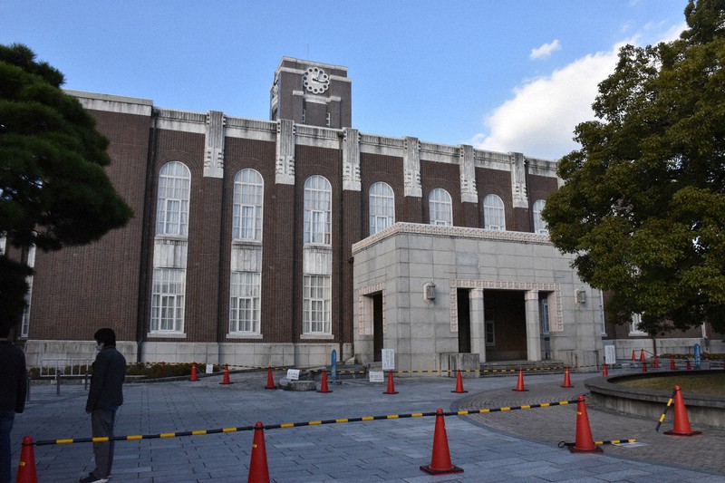Kyoto University students climb campus clock tower, clash with staff ...