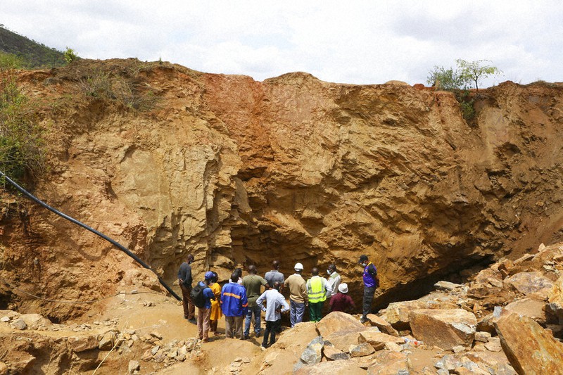 Rescue efforts slowed a week after Zimbabwe mine collapse - The Mainichi