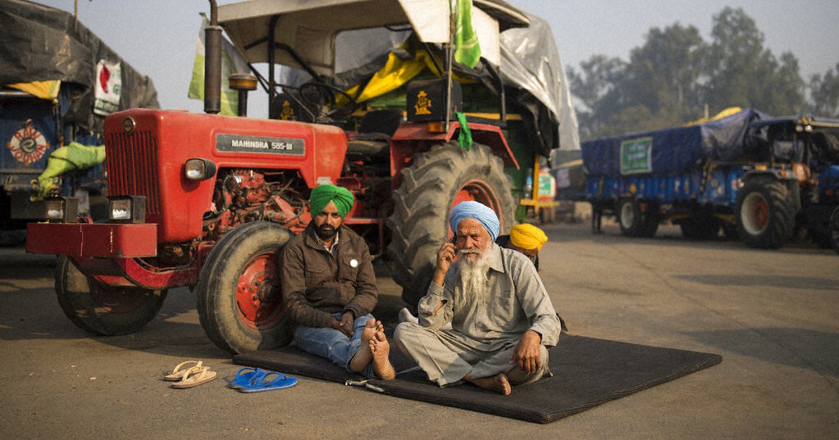 Angry Indian farmers besiege capital in trucks - The Mainichi