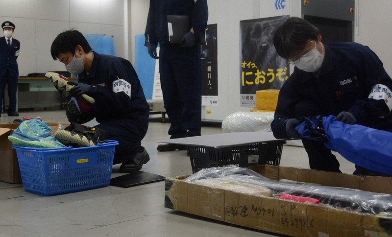 Tokyo customs make what is believed to be Japan's largest bust of ...