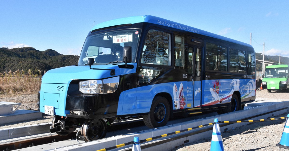 Local Japan train line tests dual-mode minibus for running on road ...