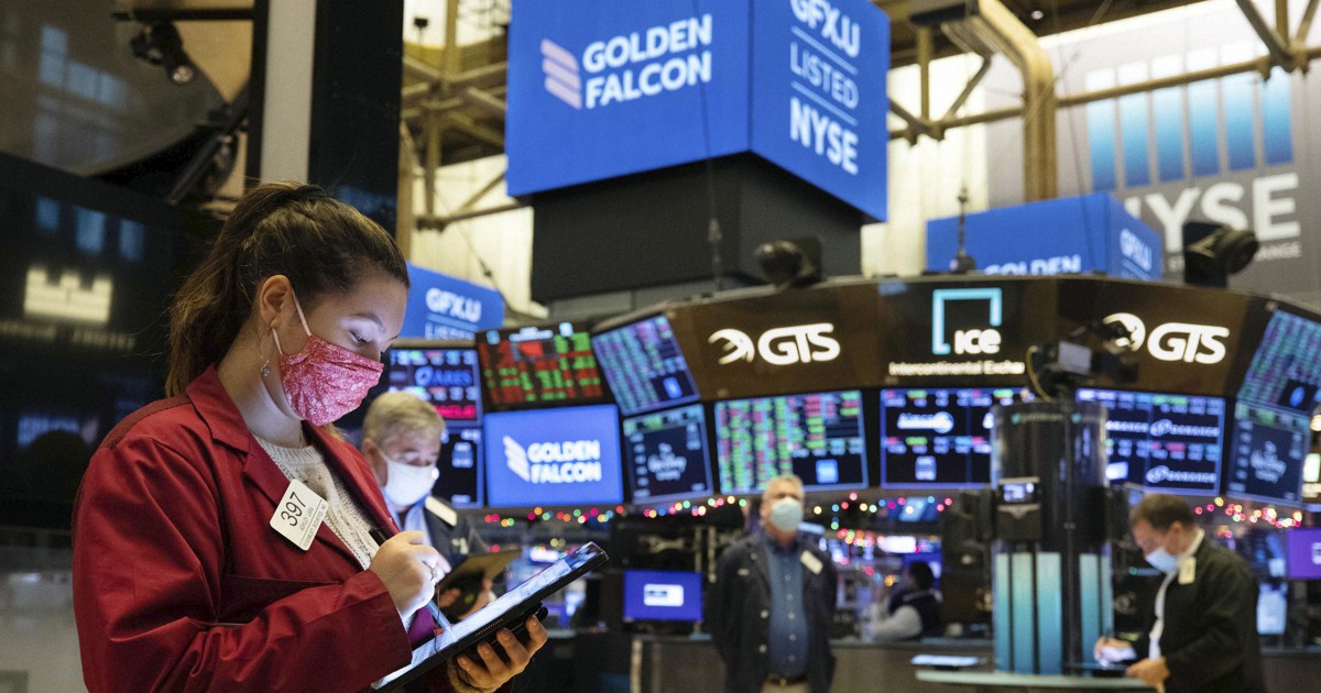 US stocks slide from records as wait continues for Congress - The Mainichi
