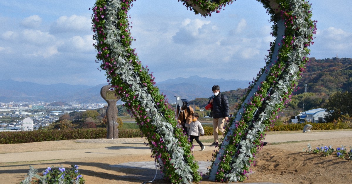 Heart-shaped plaques made of melted-down 'love locks' unveiled at Japan ...